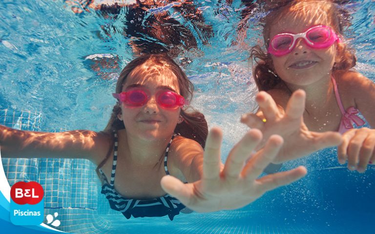 Aproveite as férias e as brincadeiras na piscina com as crianças